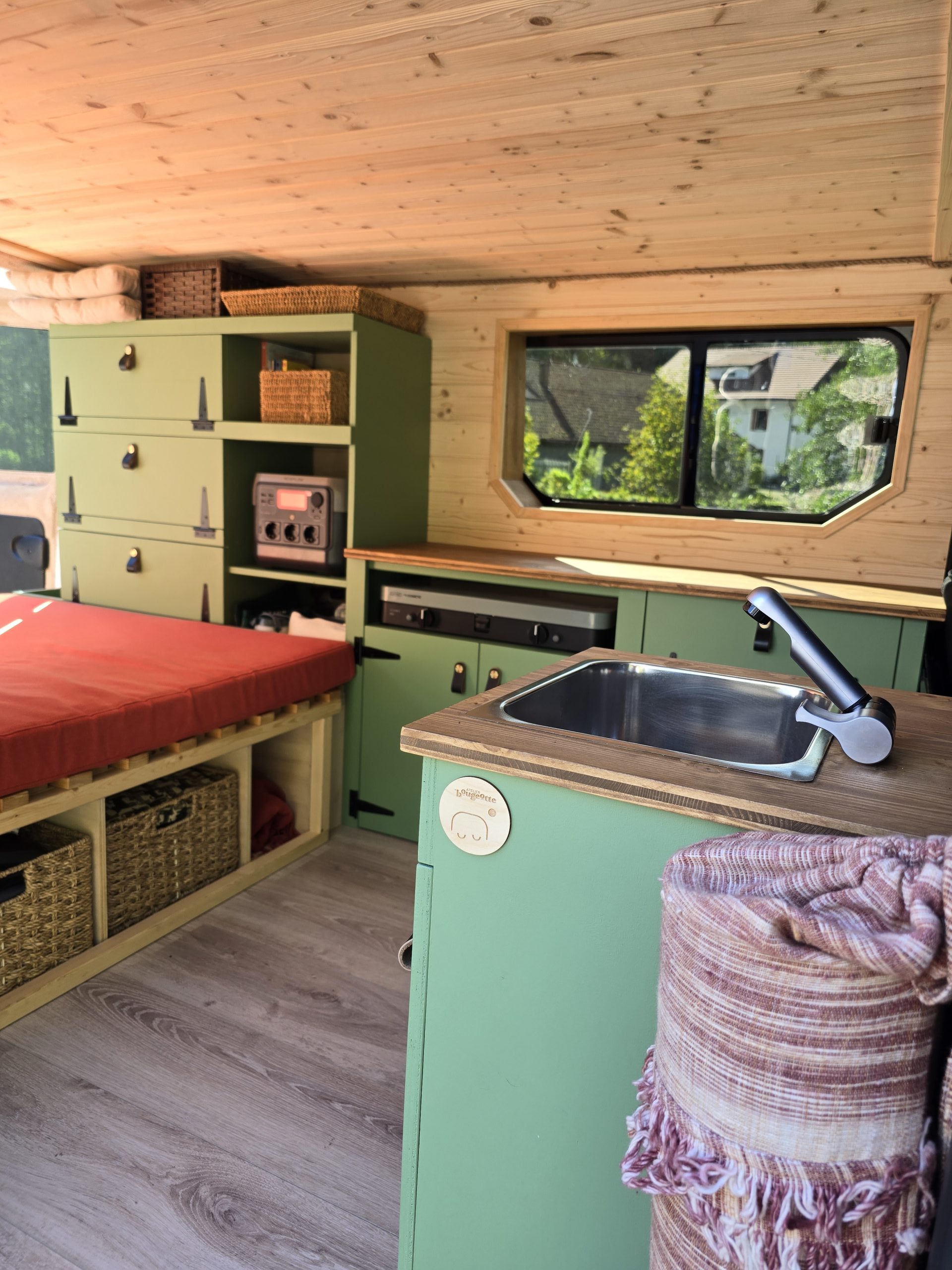 Aménagement de van sur mesure : cuisine, lit et rangements - Atelier La ...